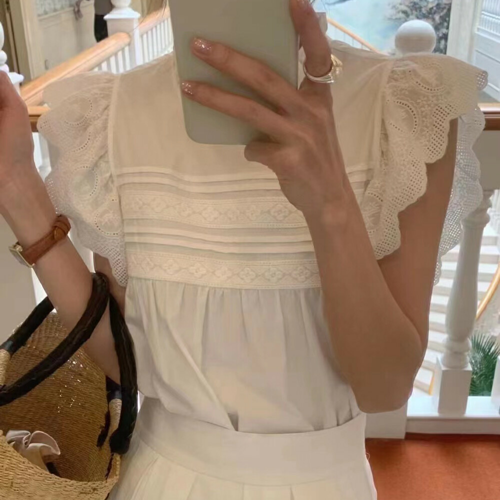 Riella – Lounge Edit